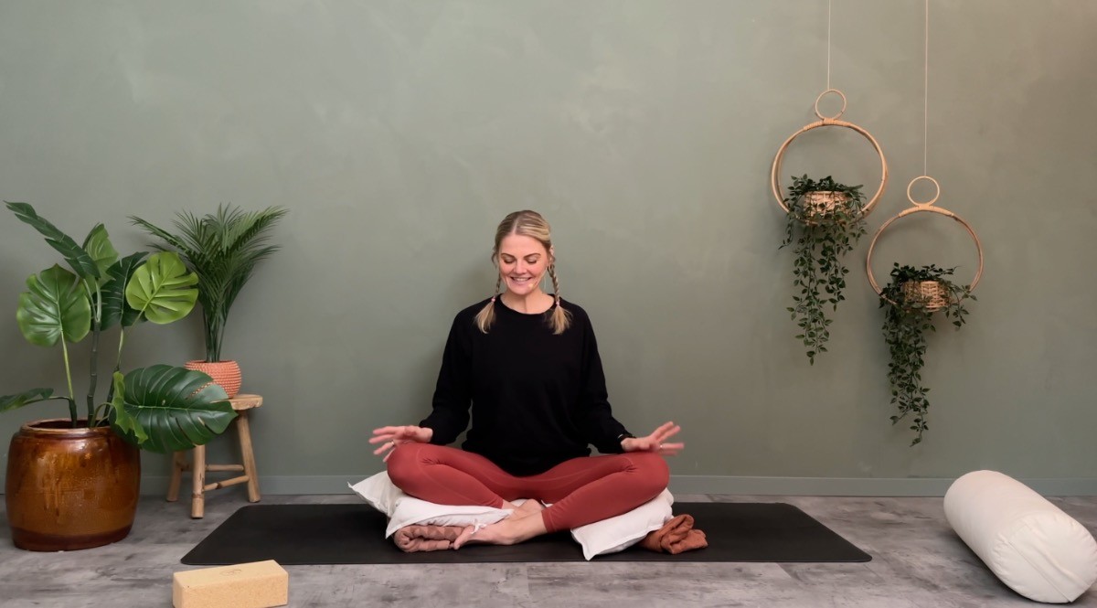 Alternative sidde-stillinger til yoga og meditation – Yoga med Signe